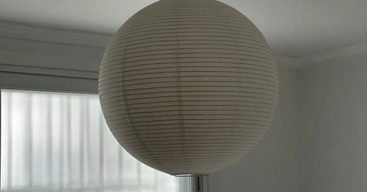 오래된 구축빌라 전기 공사를 부탁드렸어요 전기선들은 이리저리 얽혀있고 주방 거실 콘센트 없이 어떻게 살았을까 싶은 곳이었는데 콘센트 증설 차단기 교체 조명 설치까지