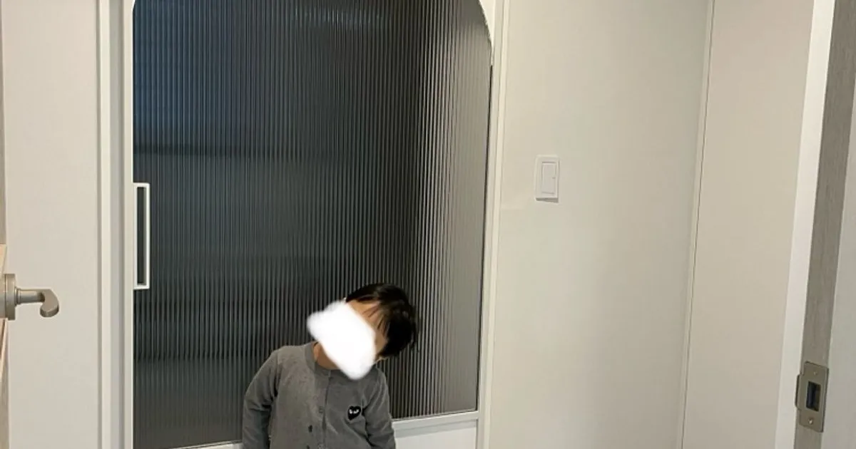 원래 문틀 폭이 좁아서 폴딩도어로 계획했다가 사장님 믿고 원슬라이드 중문으로 바꿔서 중문 시공하였는데 완성도 높게 시공되었어요