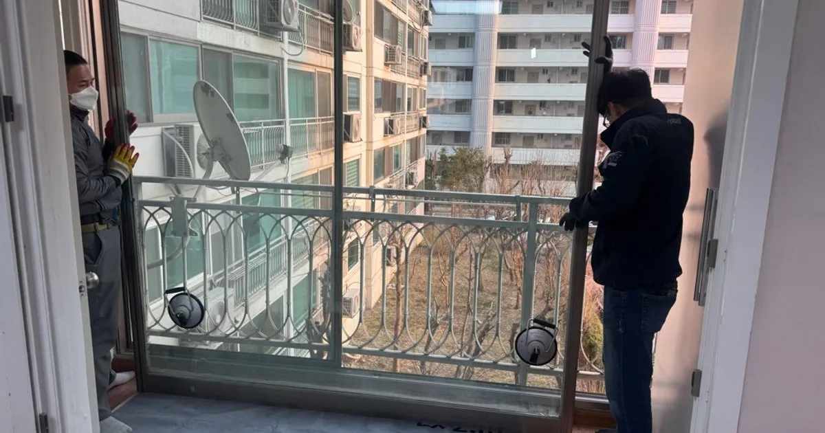 이사 중에 냉장고가 현관문 보다 커서 결국 사다리차를 부르게 되었는데 샷시가 너무 오래되서 주저앉아있었습니다 급하게 숨고