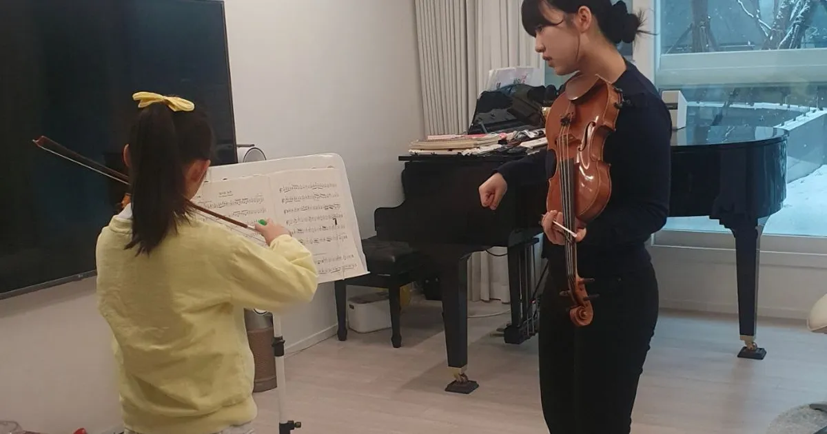선생님 너무 성실하시고 정말 꼼꼼히 가르쳐 주세요 악보만 읽고 그냥 넘어가는 레슨이 아닌 음악을 표현하는 방법과 음악이론을
