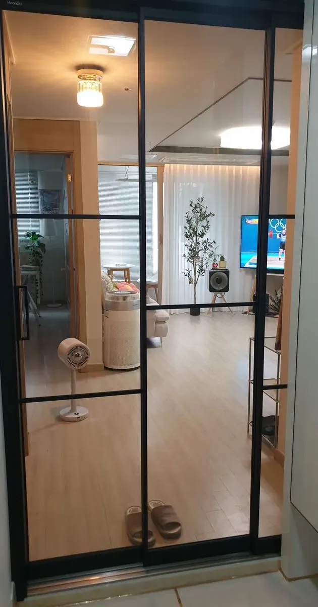사장님 실측 엄청꼼꼼이 해주시고 시공또한 너무 완벽하게 깔끔히 해주시네요 진짜 적극 추천합니다 가격도 여기사장님네가 젤 저렴한거