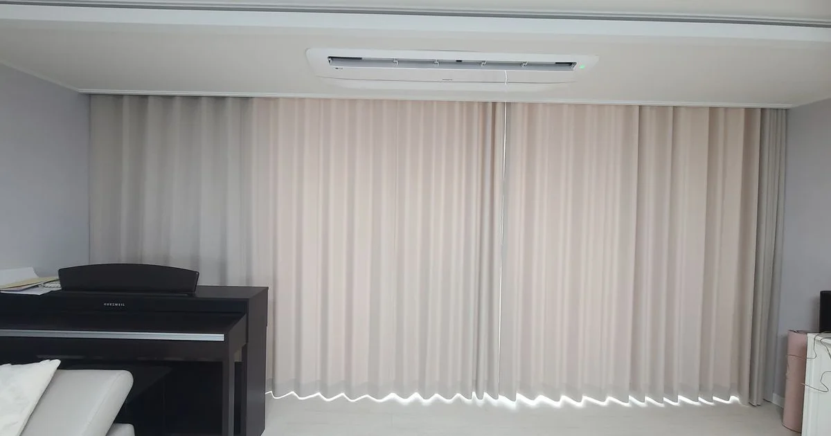 어떤게 좋을지 몰라서 사장님께 블라인드와 커텐 색상부터 재질까지 어떤걸 하면 좋을지 다 여쭤봤는데 하나하나 친절하게 답해