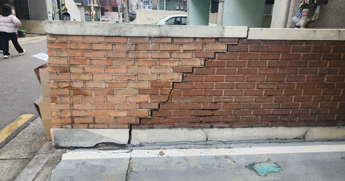 간밤에 차량이 담벽락걸려서 담장이 쓰러질까봐 걱정했는데 주말인데도 친절하게 상담해주시고 빠르게 수리해 주셨습니다 숨고 숨은고수