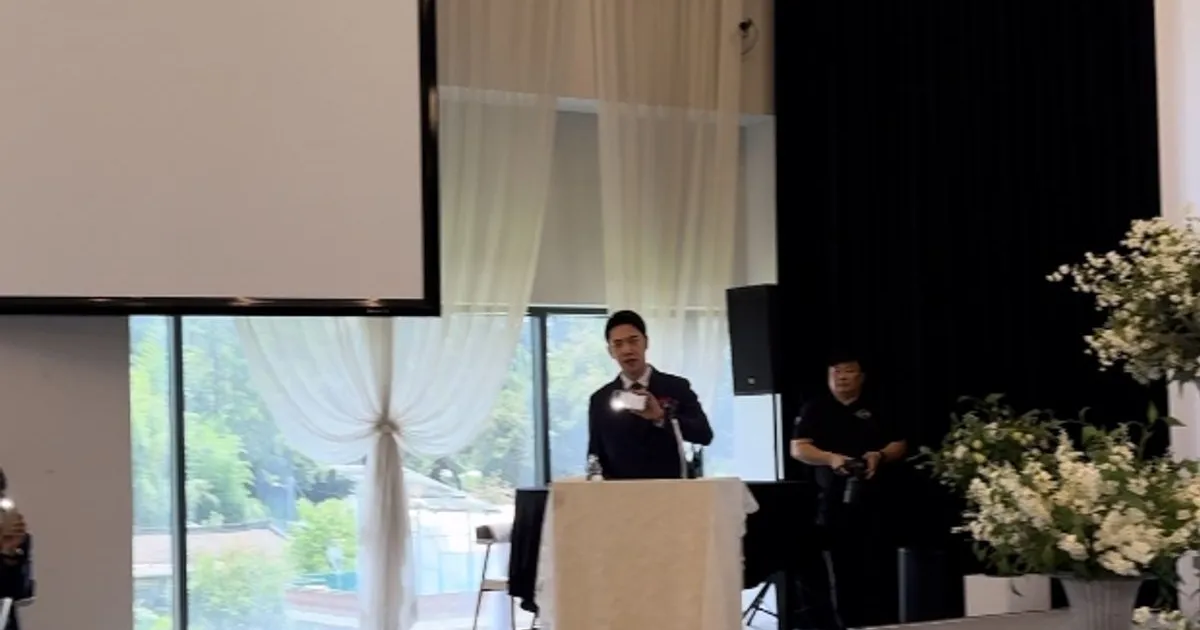 결혼식 준비 과정에서 정말 많이 도와주셔서 감사드립니다 진행도 깔끔했고 목소리도 너무 좋으시네요 결혼식 사회 진행해주셔서