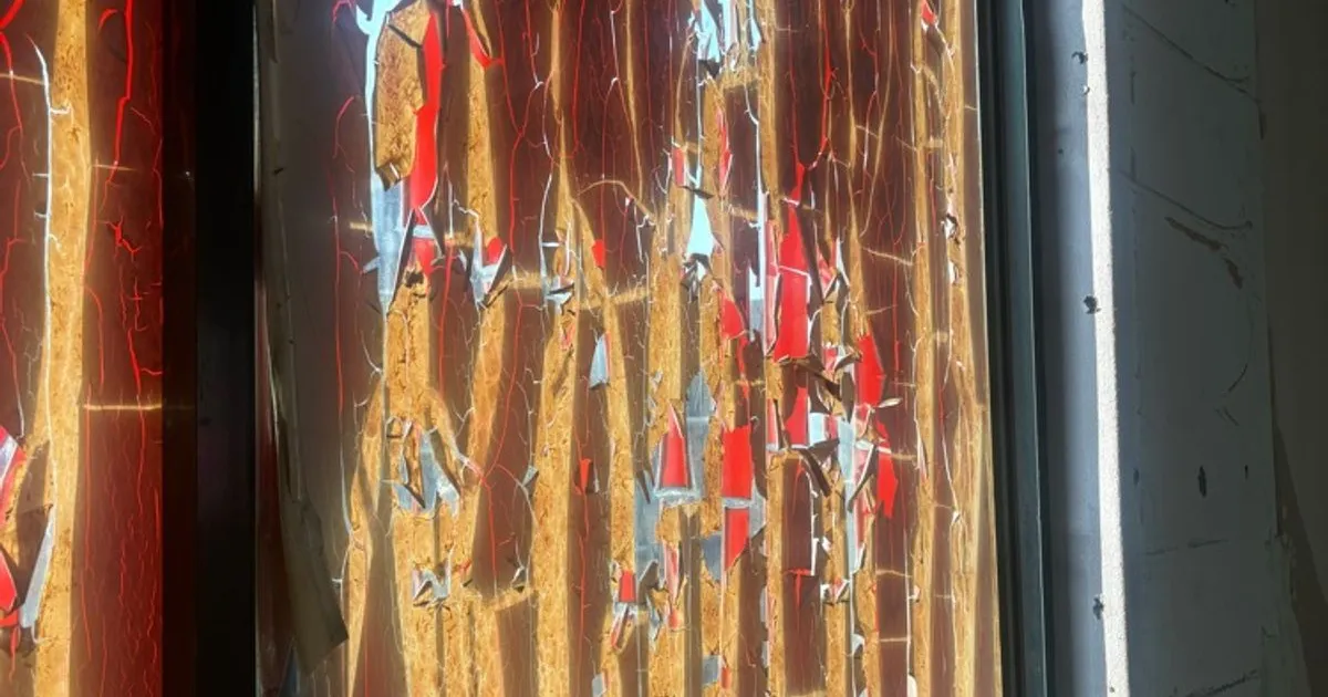 힘든 작업이었는데 빠르고 세심하게작업해주셨어요 시트지가 앞뒤로 두껍게 붙어져있었는데 유리창에 금이간곳 제외하고 모두 완벽히 제거해주셨어요 뒷정리도 깔끔하시고 내일처럼