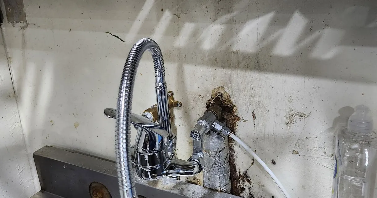 단수 수전에서 온수 수전도 만들고 온수기도 설치해야하는 복잡한 의뢰였는데 전화 문의부터 너무 친절하게 해주시고 설치도 잘 되었습니다 감사합니다 사장님 나중에 주의