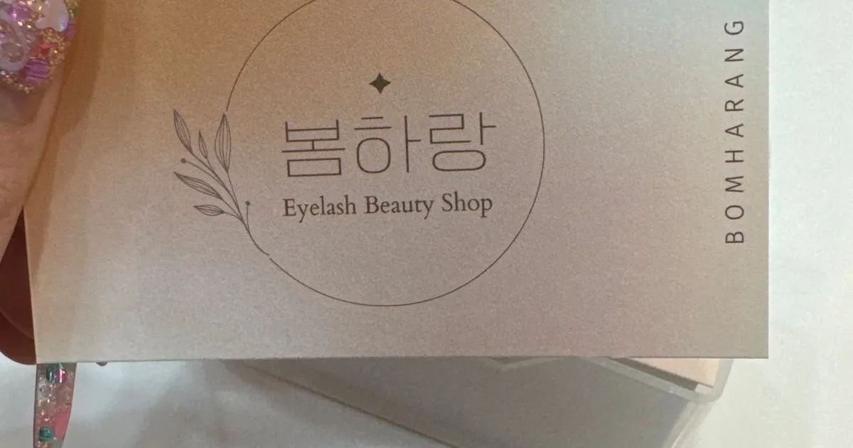 첫 시안디자인부터 원하시는 색을 잘 뽑아주셨어요 사진으로 보는것보다 명함 받아보니 더 이쁘네요 감사합니다 숨고 숨은고수