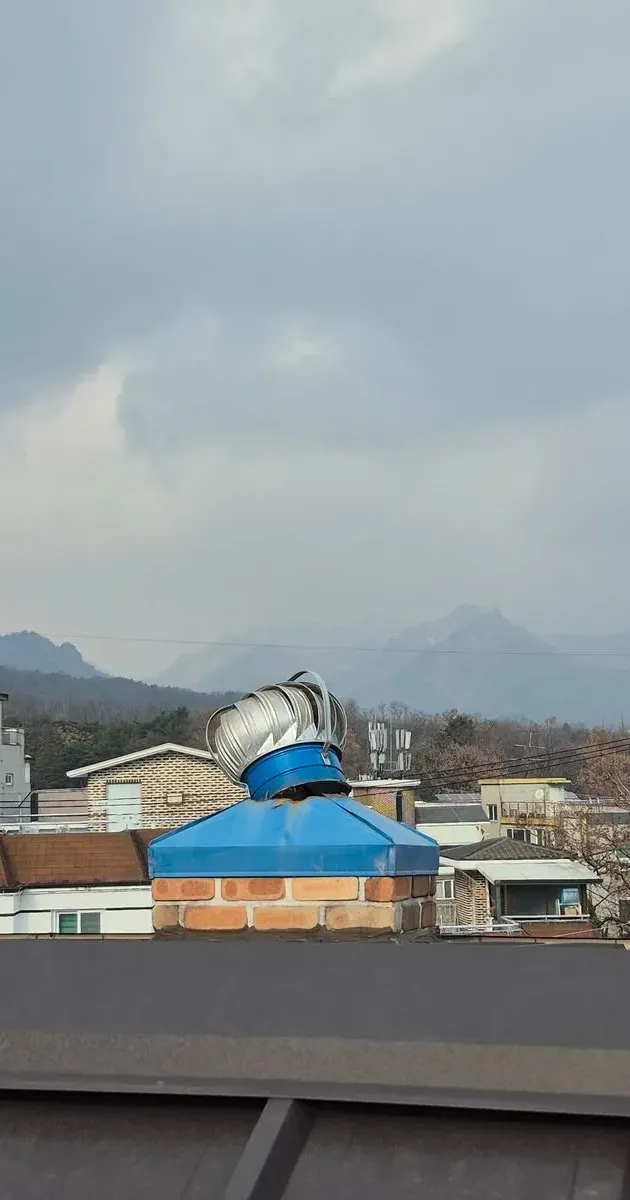 지붕이 약간 경사가 있어서 작업이 쉽지 않았는데도 깔끔하게 교체해 주시고 마무리도 잘 해주셔서 감사합니다 숨고 숨은고수