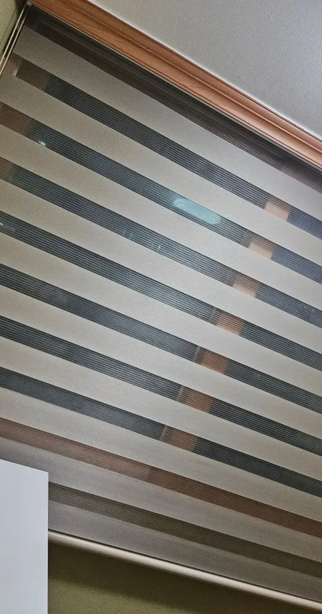 원래 되게 칙칙한 느낌의 커튼이였는데 설치해주신게 엄청 디자인도 예쁘고 세련됬네요 약속시간도 잘지켜주시고 빠르게 설치해주셨습니다