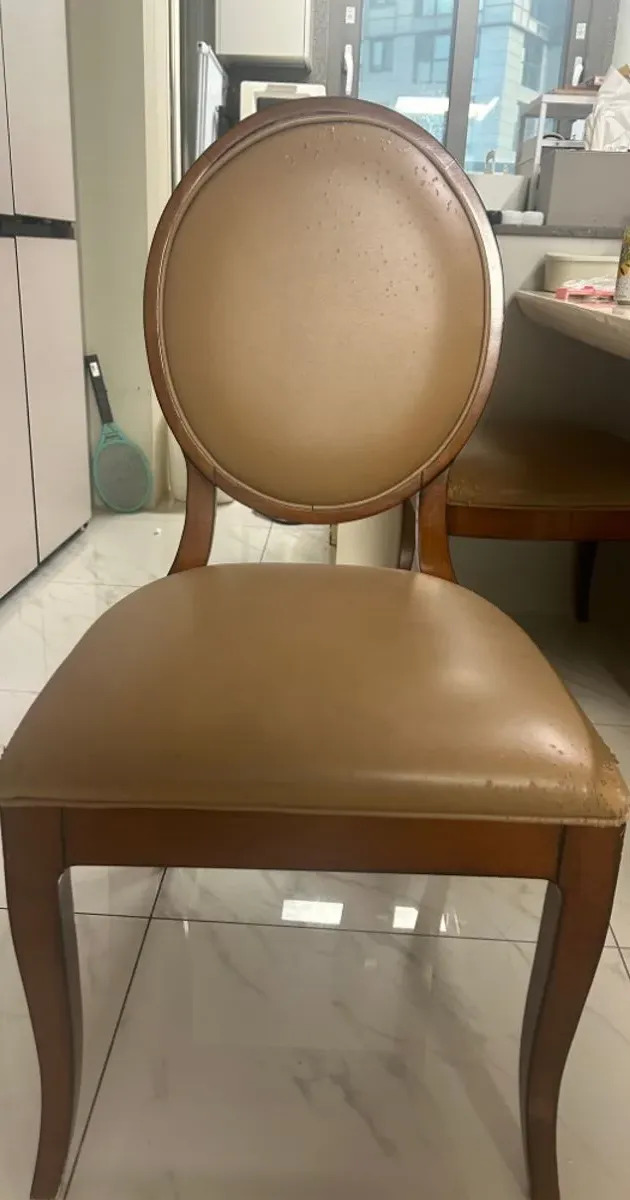 의자가 기대이상 보다 너무 깔끔하게 리폼이 되어서 너무 좋았습니다 감사합니다 숨고 숨은고수