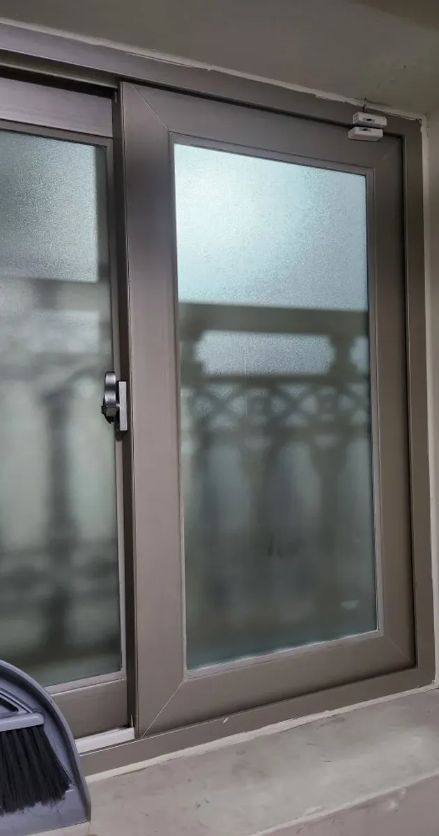 입주하기전에 청소를 못해서 거주청소를 하였는데 화장실곰팡이제거까지 신경써서 해주시고 거실내창과 복층에 작업하기 어려운 곳까지 신경써서 해주셔서 드디어 살만한 집으로