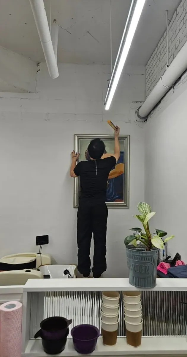 팔을 다쳐서 콘크리트 벽에 못질 할 생각에 걱정이었는데 고수님께서 깔끔하게 먼지도 없이 대단하십니다 역시 고수~~ 숨고