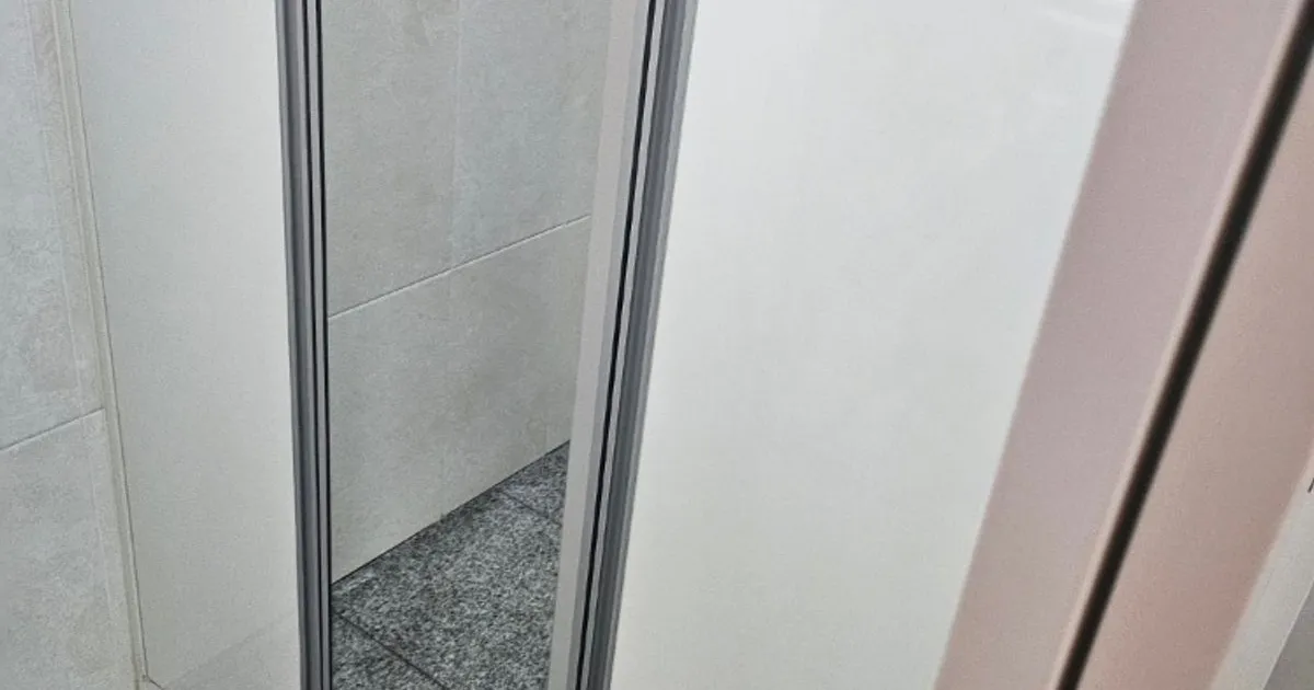 주말에 이사청소를 진행하였는데 세분이서 오셔서 꼼꼼히 잘 해주셨습니다 집에 에어컨 설치를 아직 안해서 많이 더우셨을텐데 꼼꼼히