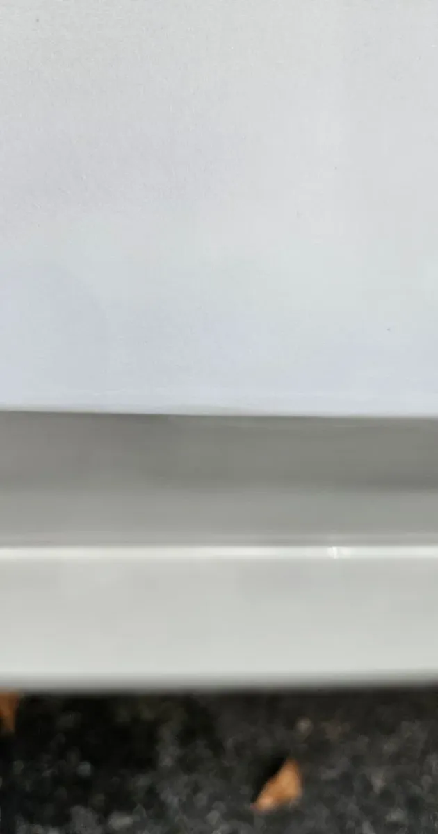 역시나 야매 판금도장 입니다 바람부는 날 야외에서 손으로 몇번 사포질하고 캔스프레이로 뿌리고 끝 퍼티바른곳은 라인이랑 두께도