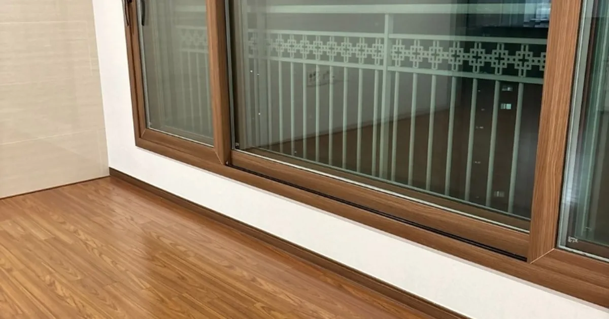 집 바닥이나 창틀은 물론이고 곰팡이 있던부분까지 깨끗하게 정리해주셨네요만족스럽습니다 숨고 숨은고수