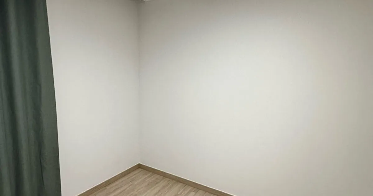 겨울이라서 벽지가 좀 떳는데 As 도 친절하게 바로 오셔서 잡아주시고 가셨습니다 모든 과정 내내 업체분들 모두 친절하셨고