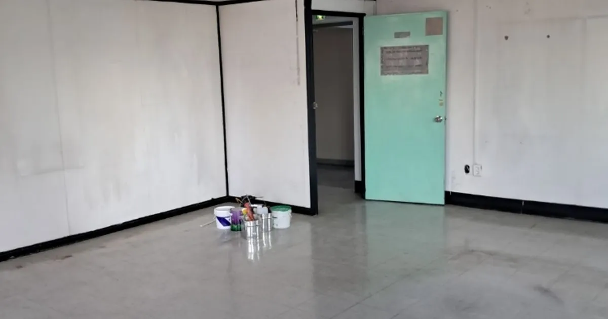 페인트 시공은 당연히 꼼꼼하게 잘해주셨고 견적에 없던 창틀코킹세면대설치까지 너무너무 감사합니다 창문은 기존에 실리콘으로 막아놔서 열 수가 없었는데 막혀있던 창문5개 모두다