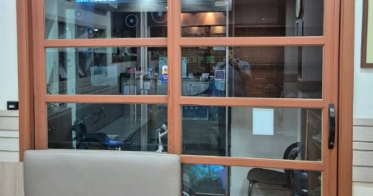 한의원 1층 중문 공사였습니다 평일에 진료로 시간이 안되서 일요일에 공사 요청드렸는데 깔끔하게 잘 해주셨네요 넘 만족합니다