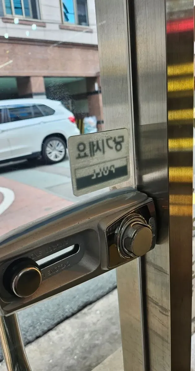 빠른답변에 바로 예약해서 설치했습니다ㅎㅎ 시공도 깔끔하게 잘해주셨어요 어머니 가게에 하나더 추가로 달아드릴께요 ㅎㅎ 숨고 숨은고수