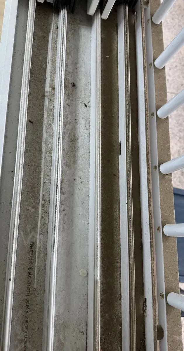 창틀이나 손이 닿지않는 부분에 먼지가 많았는데 덕분에 깔끔하게 제거 되어서 만족합니다 전체적으로 상담도 잘 해주시고 꼼꼼하게 신경써주셔서 감사합니다 숨고 숨은고수