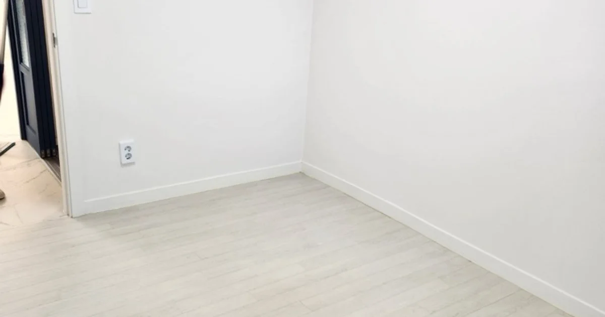 화이트로 인테리어 되어 있는 집을 매수하게 되어서 다른 인테리어 없이 실크벽지로 도배를 결정했습니다 상담신청드리니 주말인데