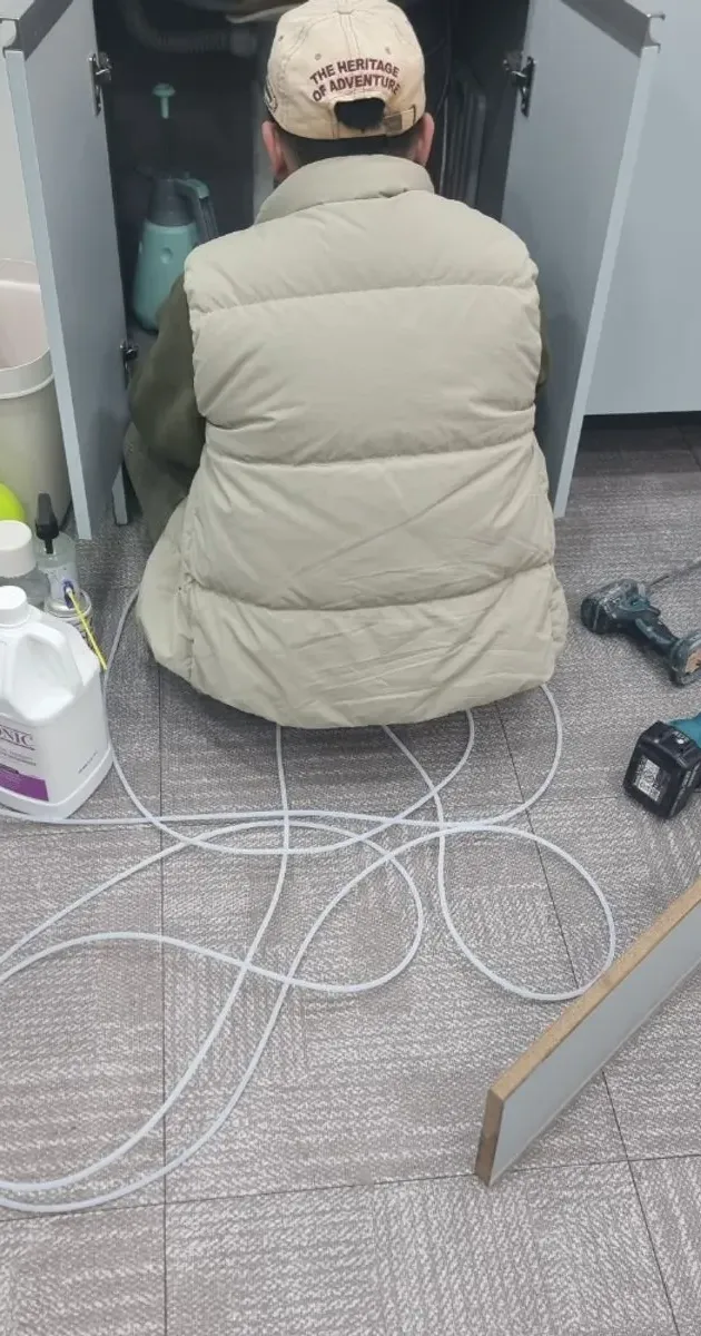 엄청 친절하시고 꼼꼼하세요 추후 어떻게 관리해야하는지도 섬세하게 안내해주셨어요~ 사장님께서 마무리도 깔끔히 해주시더라구요👍