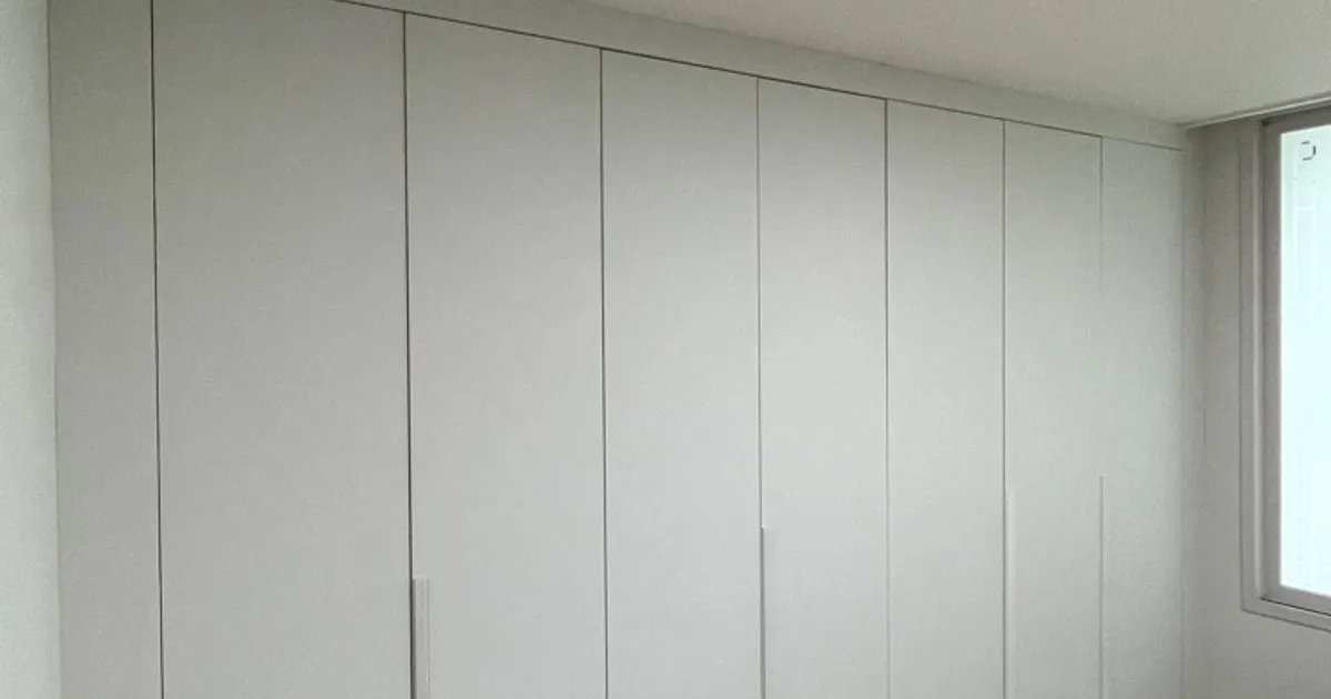 오래된 붙박이장 필름시공했습니다 사장님이 색상도 잘 봐주시고 변경도 있었는데 빠르게 잘 시공해주셨습니다 감사합니다
